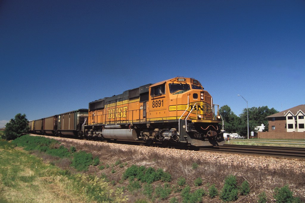 BNSF 8891 leads an eastbound coal load